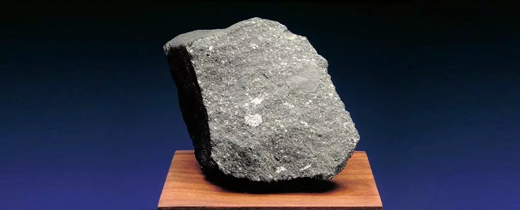 Ibisigisigi byishimo byishimye biboneka muri melende meteorite