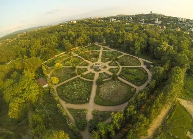 Vườn thực vật Simferopol .jpg