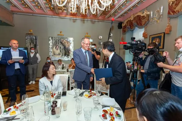 Ang Ulo sa Department of International Cooperation Demyan Oegovich Smilets ug Ministro sa Embahada sa Japan sa Russia Mr.jpg