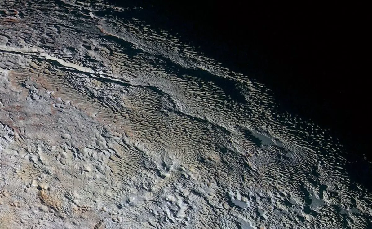 Pluton orm läder, slöja och andra bilder av kosmos
