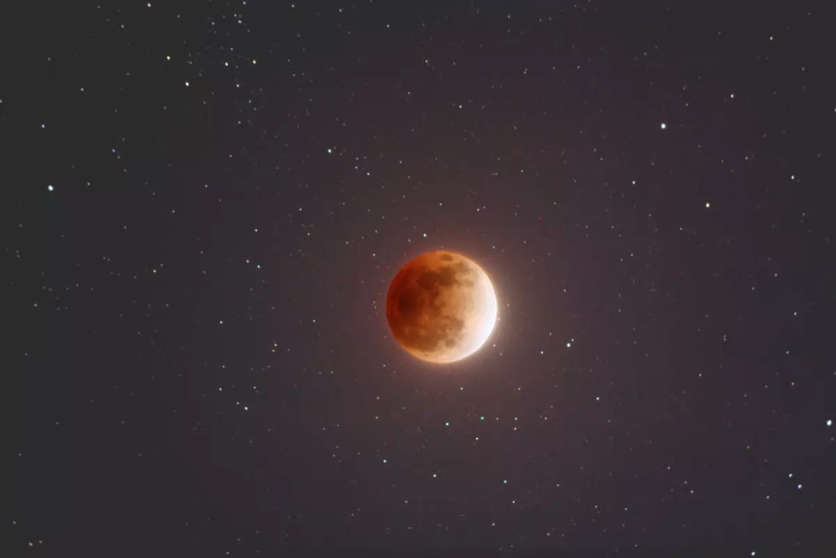 "Superluna odoltsua": zer den lurreko bizilagunek ikusi zuten