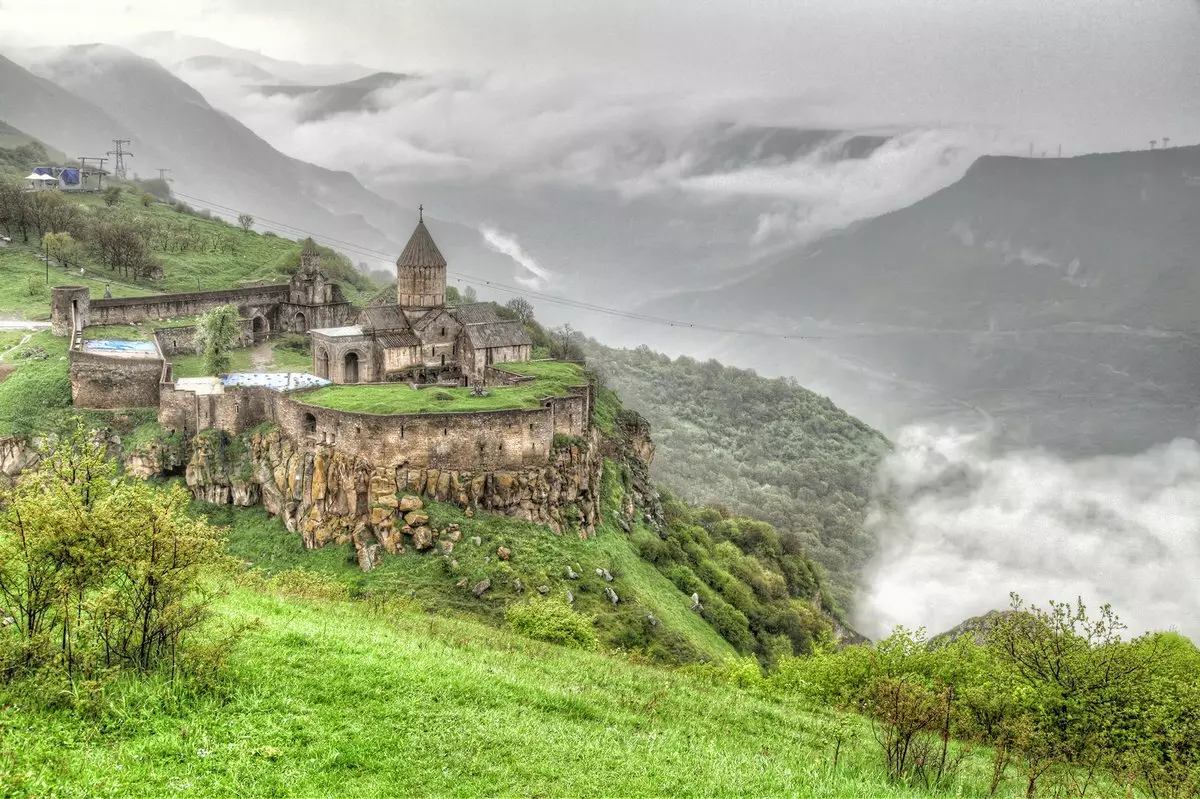 Armenia ka foreime ya: matlong a baitlami ea boholo-holo ka matsoho tsa lithaba