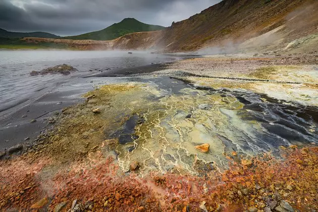 沸騰する湖の色の海岸