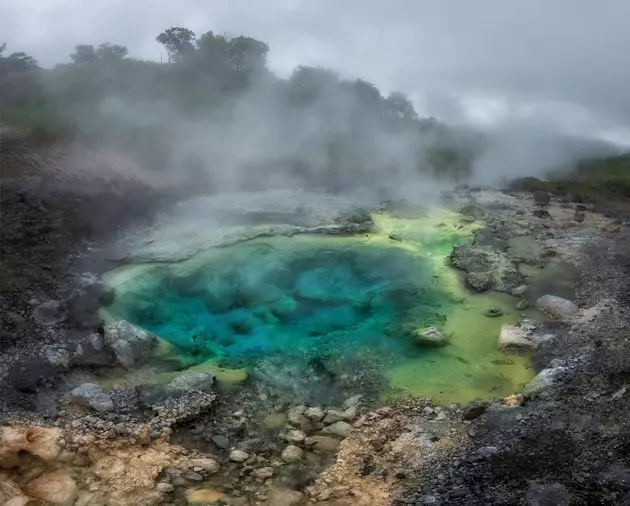 Itup. Tsau Lake Roob hluav taws xob volcano Baransky.