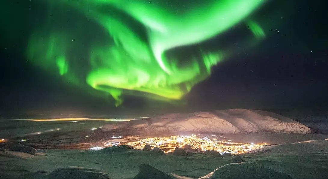 Aurora არის წარმოუდგენლად ლამაზი ბუნებრივი ფენომენი. ჩვენ ვამტკიცებთ 10 Superframes ჩვენი ფოტოგრაფების მკითხველს