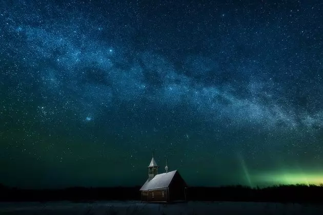 Ноћна тишина, звезде и северна светла преко дрвених храмова Кенозерије. Фотограф Антон Агарков.јпг.