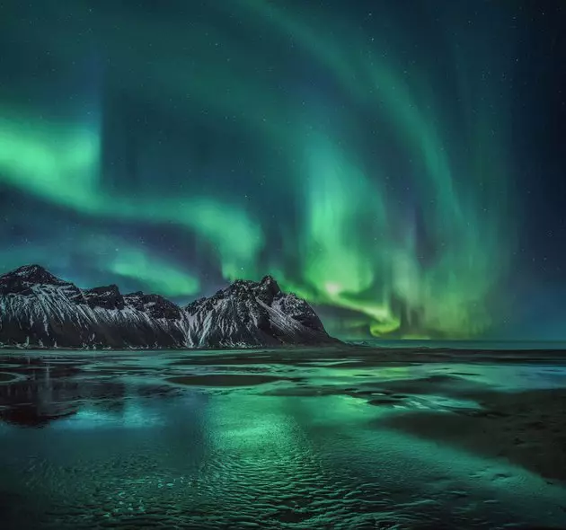 Aurora fuq il-muntanji Massif Vastrahorn, l-Islanda. Fotografu Mikhail Shcheglov.jpg.