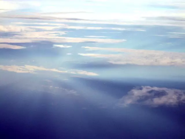 Anticrepuscular_rays_from_above.jpg।