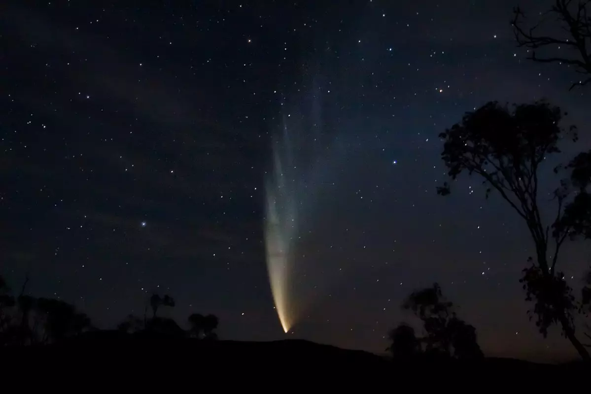 Atlas kometa eguzkira hurbiltzen ari da. Azken 13 urteetako kometa distiratsuena izan daiteke.