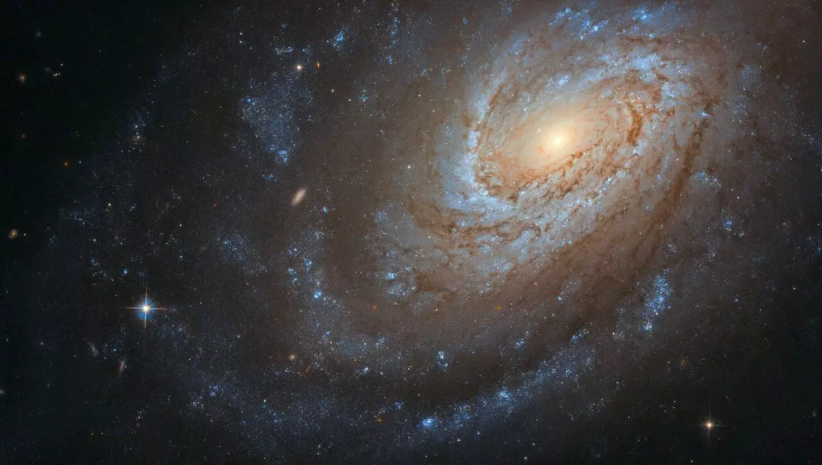 Galaxy-Cannibal - uus fotootroof "Hubble"