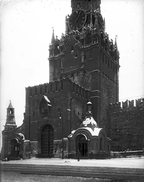 Moscow Kremlin pagkatapos ng artillery shelling ng 1917: Photo Book