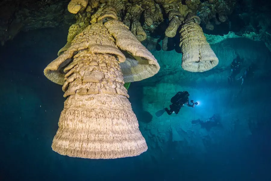 "الجهنمية أجراس" في كهف تحت الماء