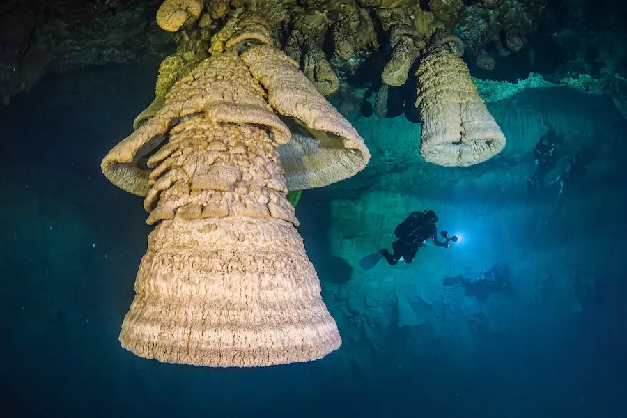 "Cloches infernales" dans la grotte sous-marine