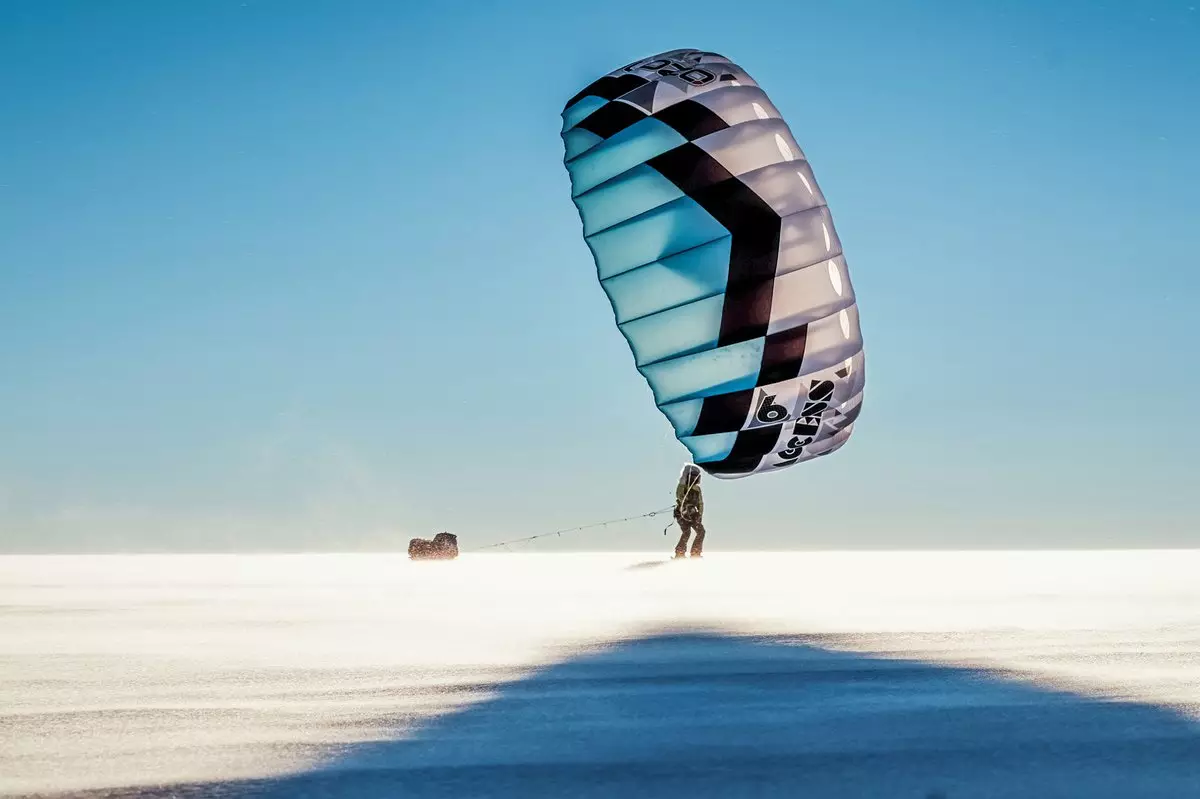 Zviuru zvemakiromita pane skis uye nyoka yemhepo