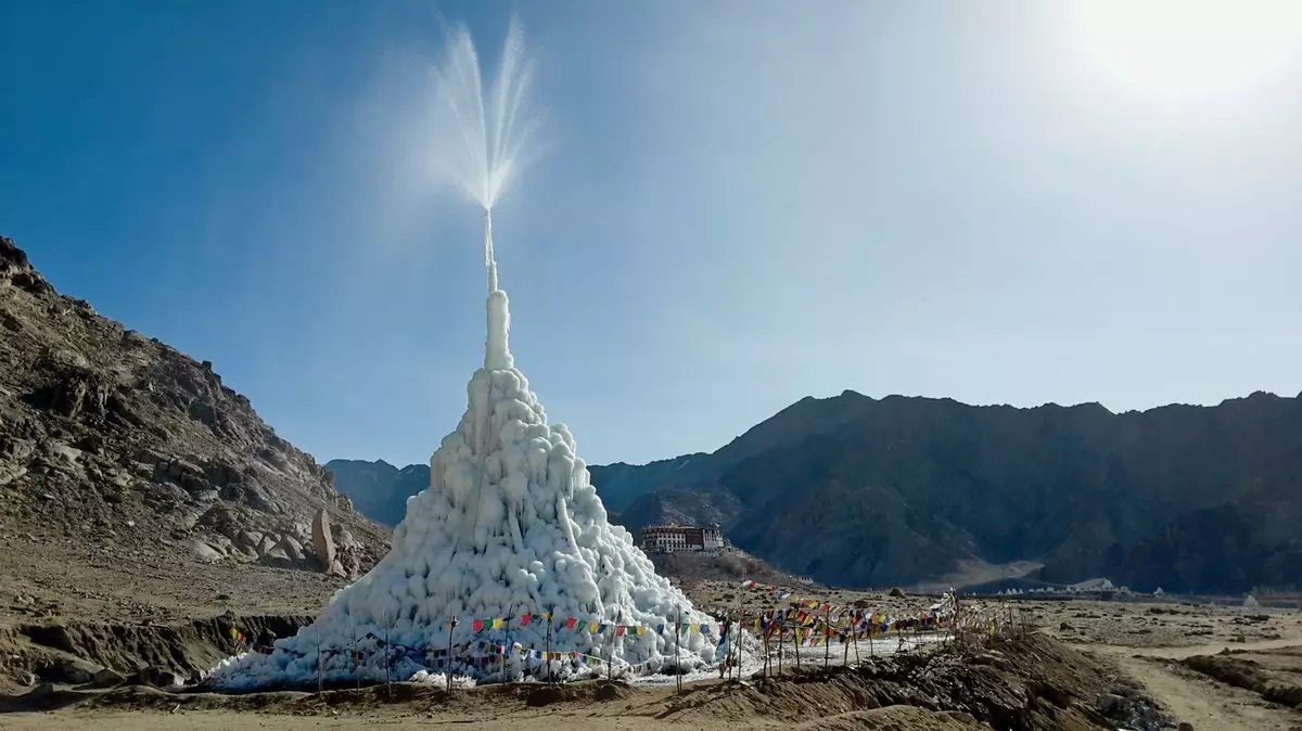 Πάγο stupa ενάντια στην ξηρασία