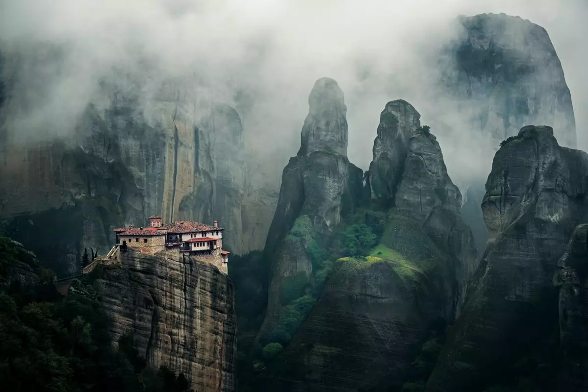 Sacred virsotnes: grieķu klosteri uz milzīgajiem klintīm