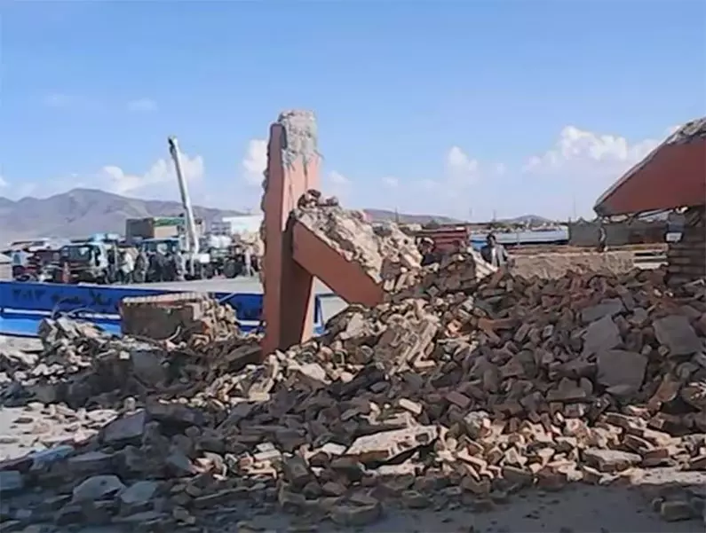 パミールの強力な地震：被災者や破壊があります。