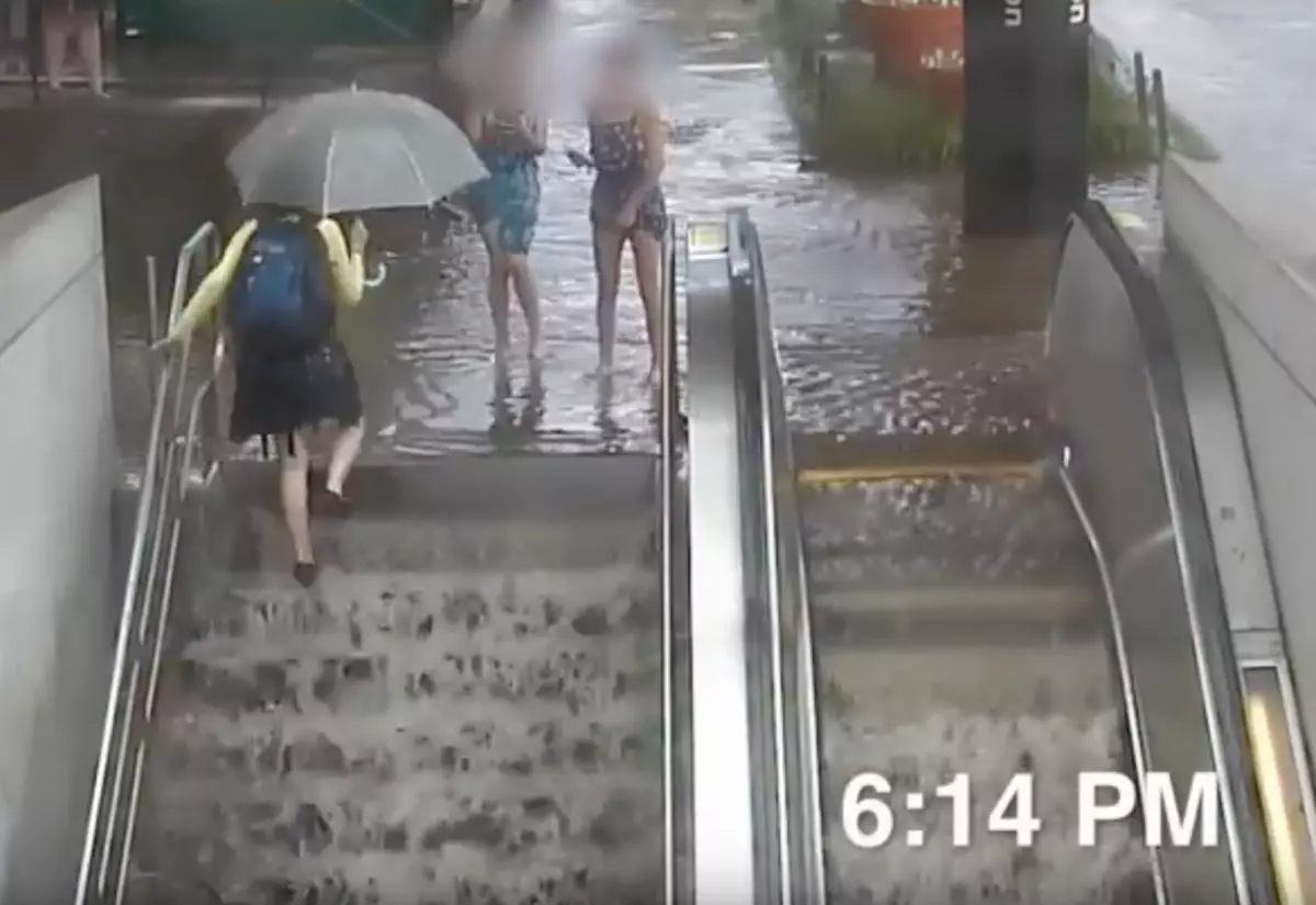 शावर ने वाशिंगटन मेट्रो में बाढ़ का नेतृत्व किया: वीडियो