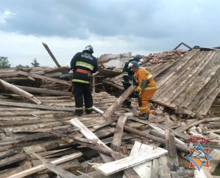 Tornado svepte i Vitryssland: Video