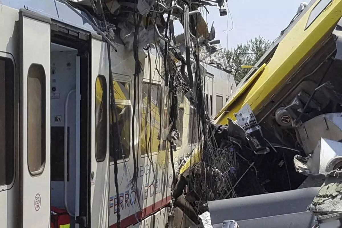 イタリアの列車クラッシュ：20死んだ