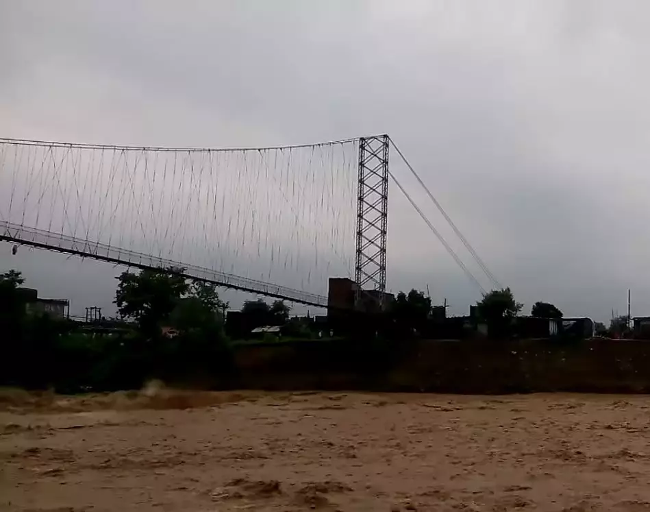 وسقط جسر معلق ضخم في النهر في نيبال: فيديو