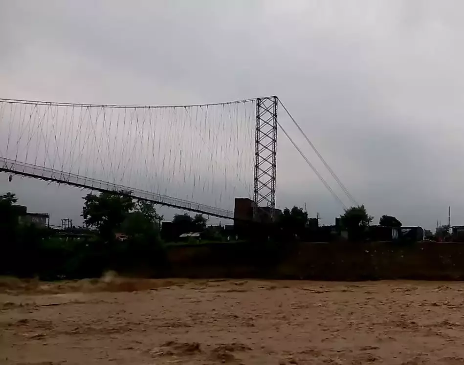 Un enorme ponte sospeso cadde nel fiume in Nepal: Video