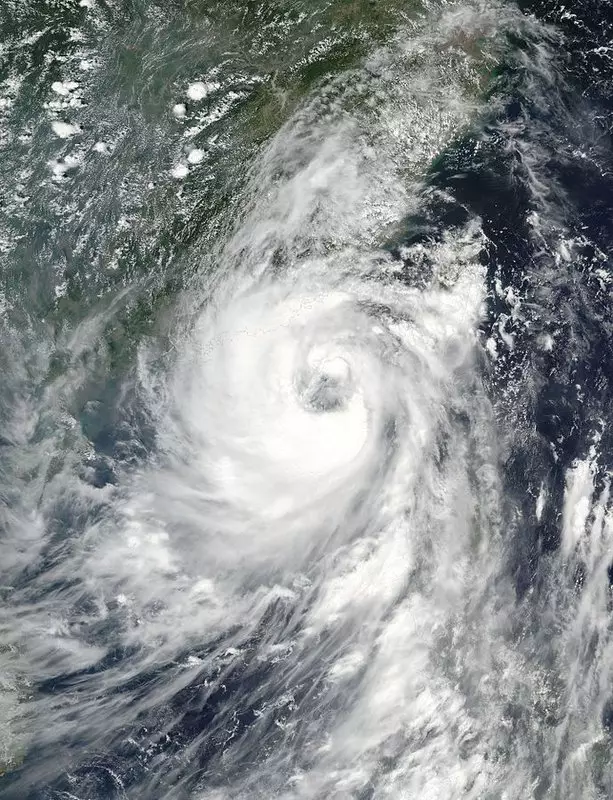 The strongest Typhoon collapsed to the south of China: video