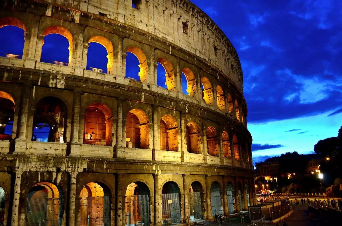 Jordskjelv i Italia har truet av Colosseum