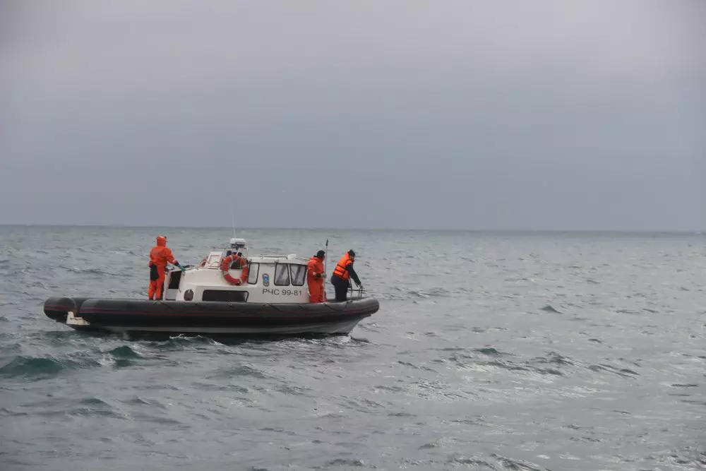 Am schwaarzen Mier, den Daucher huet d'Fusellage Tu-154 fonnt