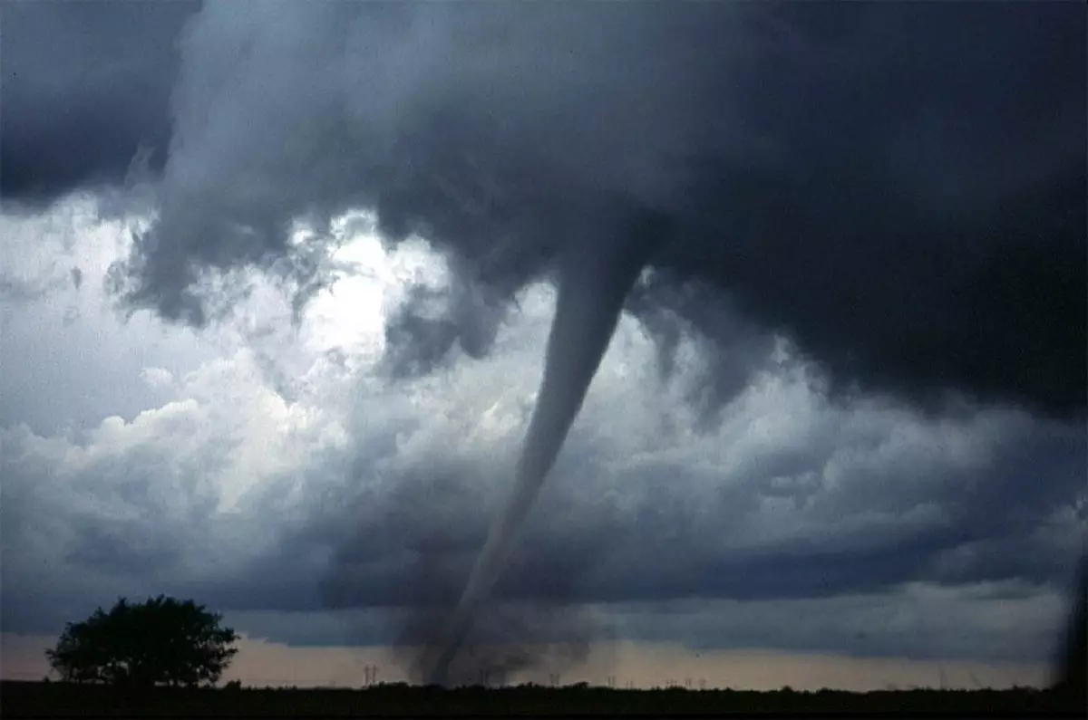 18 persones van morir en els EUA, a causa que el tornado