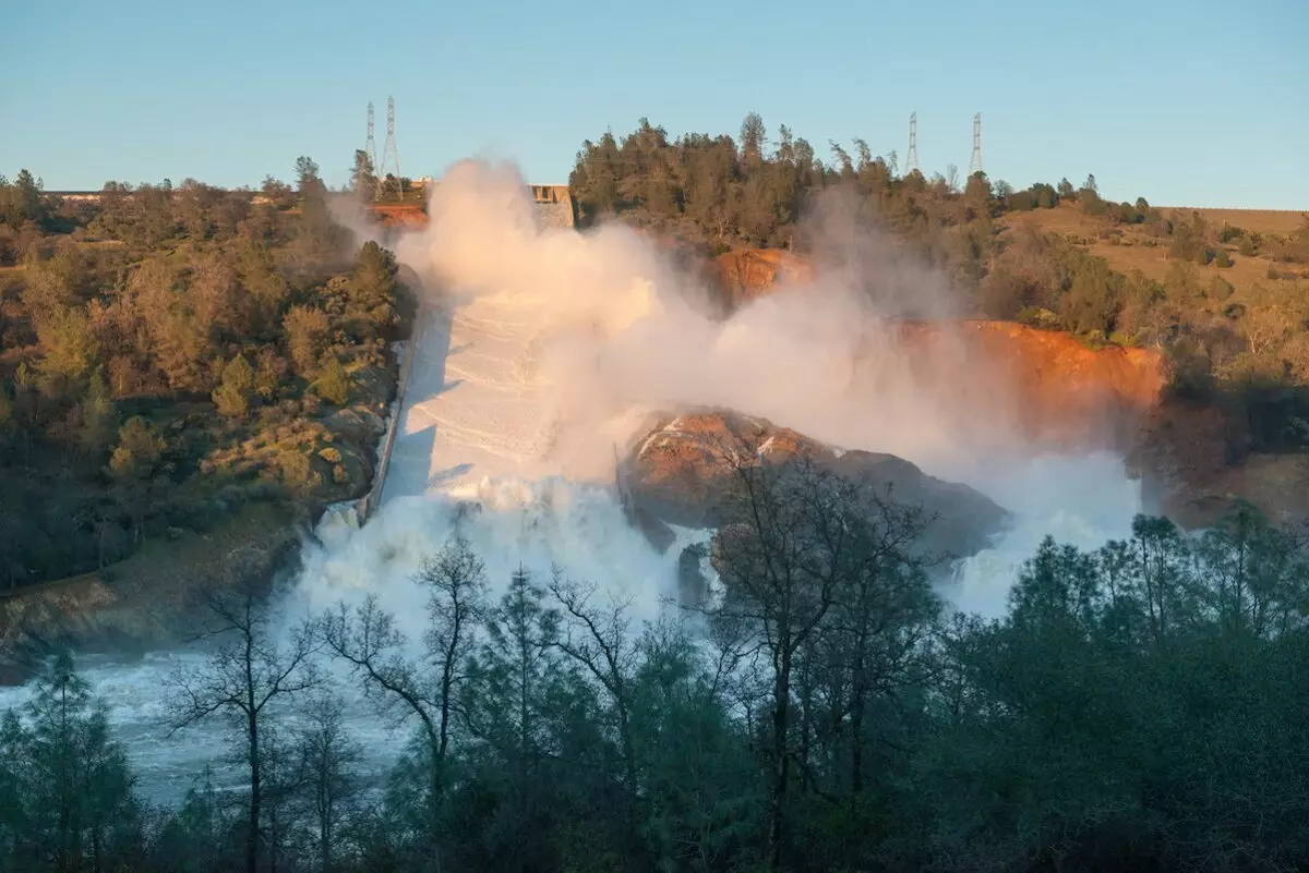 由于大坝休息在加利福尼亚州的威胁，188,000人被撤离