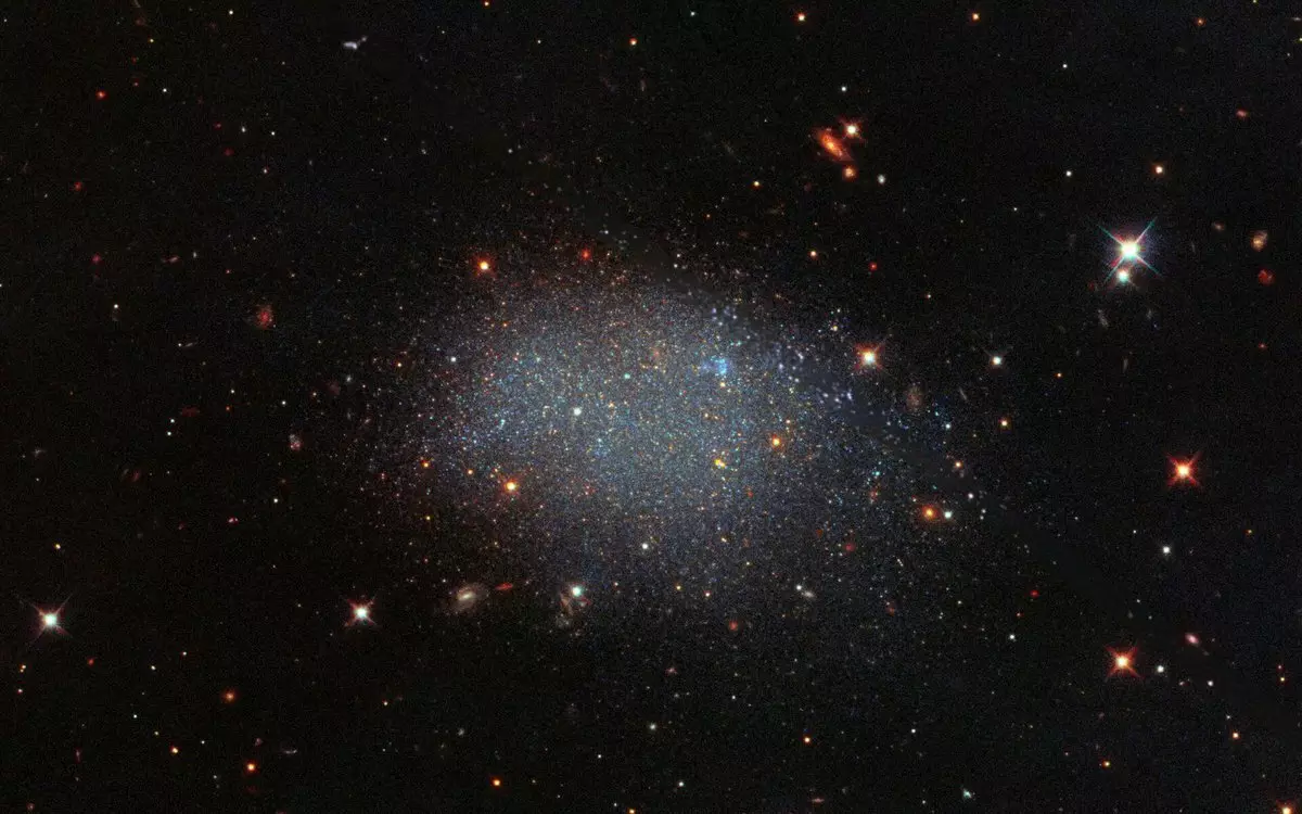 Co vypadá osamělá galaxie z místní neplatné: fotografie