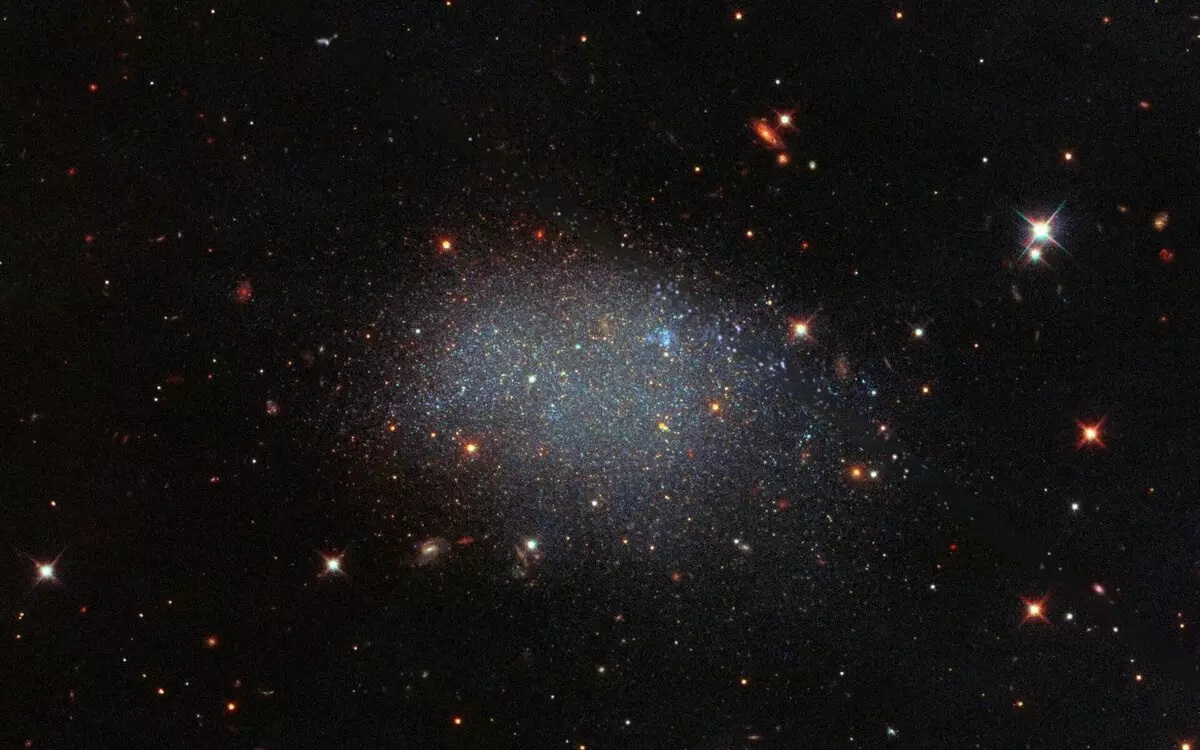 Ce arată o galaxie singuratică de la un gol local: fotografie