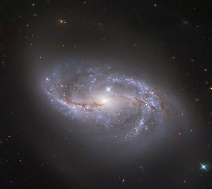 Dahil sa milyun-milyon. Bagong cosmic beauty sa pamamagitan ng mga mata ng "Hubble"