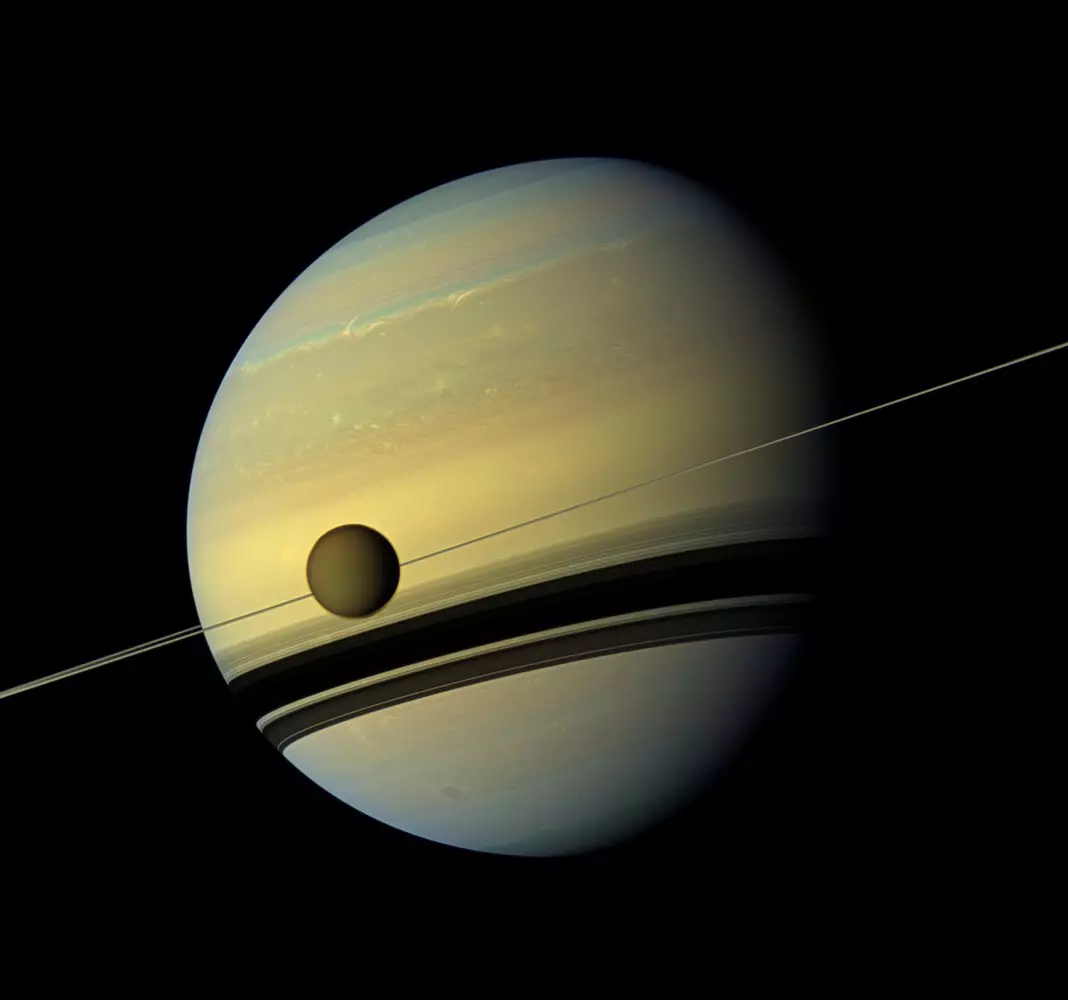 Saturno e Titan.