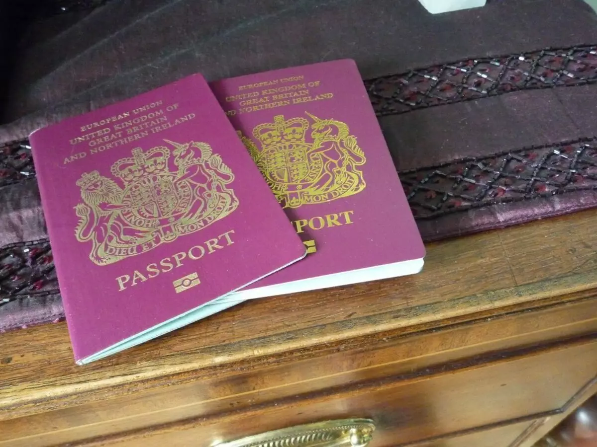 英国游客在女朋友的护照上飞往德国