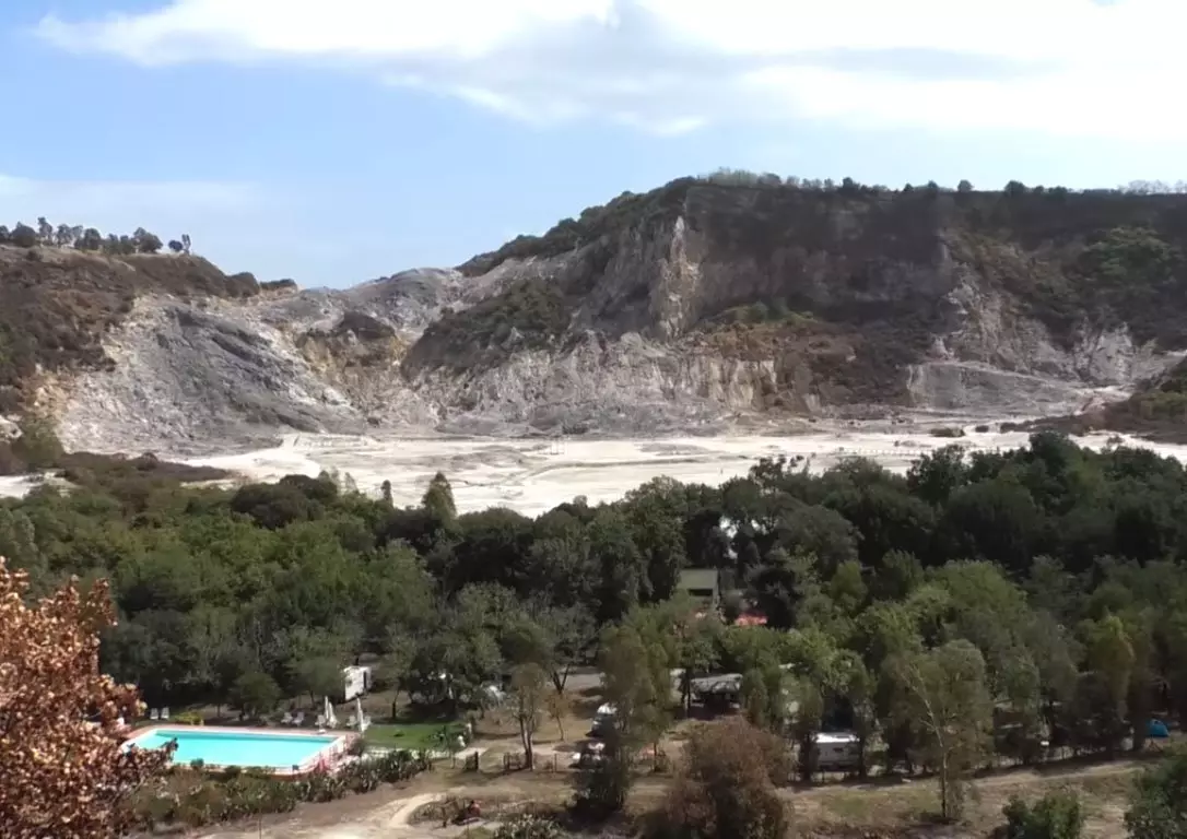 Italienesch Famill gestuerwen, mat engem Krater Volkano gefall