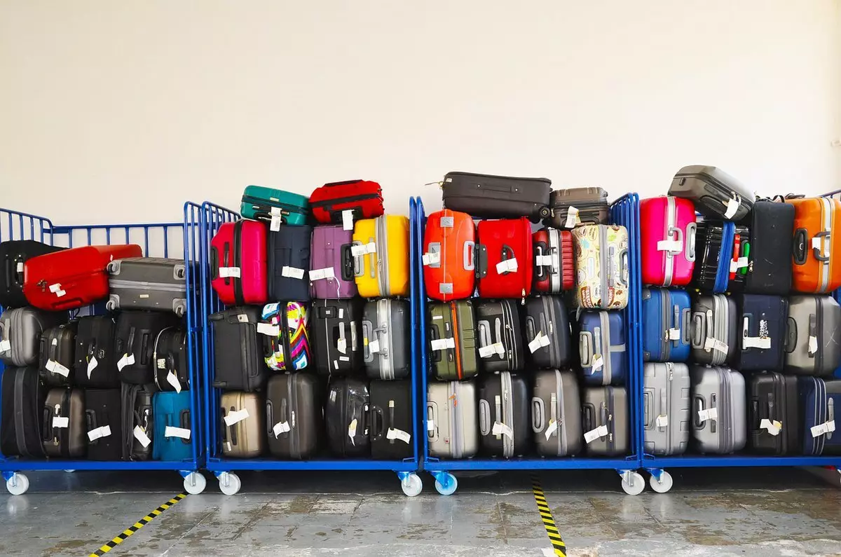 手荷物タグを変更するために、世界で最高の空港の従業員3ヶ月の冗談