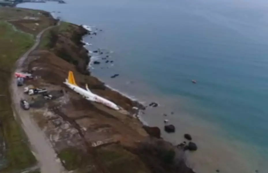 Aeroplani erdhi nga shiritin e uljes dhe varet në kodër: video