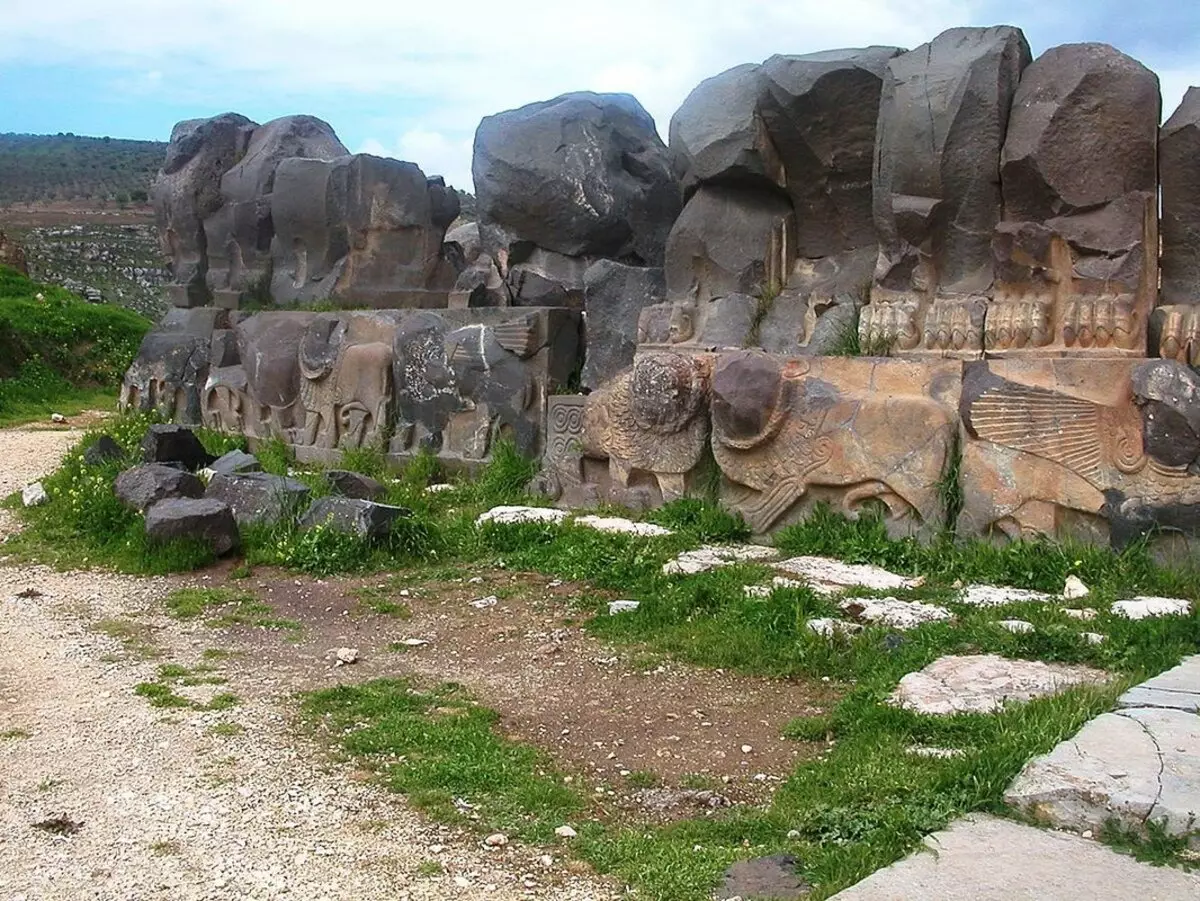 Suriye'nin en eski tapınağı bir hava grevi tarafından tahrip edildi: video