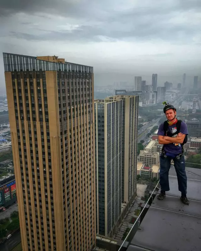 In Russen fêsthâlden yn Peking, sprongen mei in parachute út in wolkekrabber