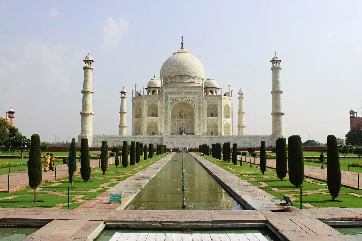 Két Minaret Taj Mahal megsérült az erős szél