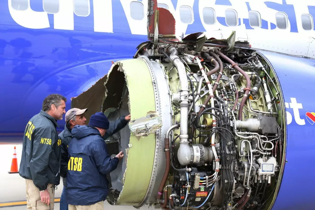 Il motore di aereo Southwest Airlines è esploso in aria, passeggero è morto