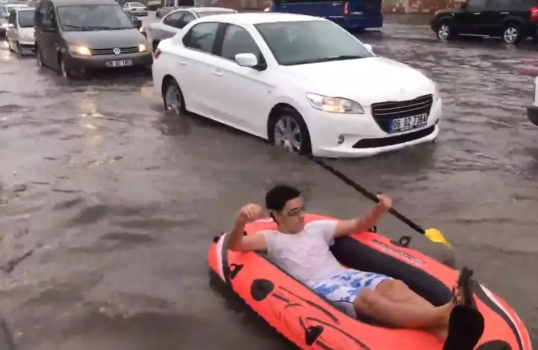 アナラでの500年の洪水の最悪：ビデオ