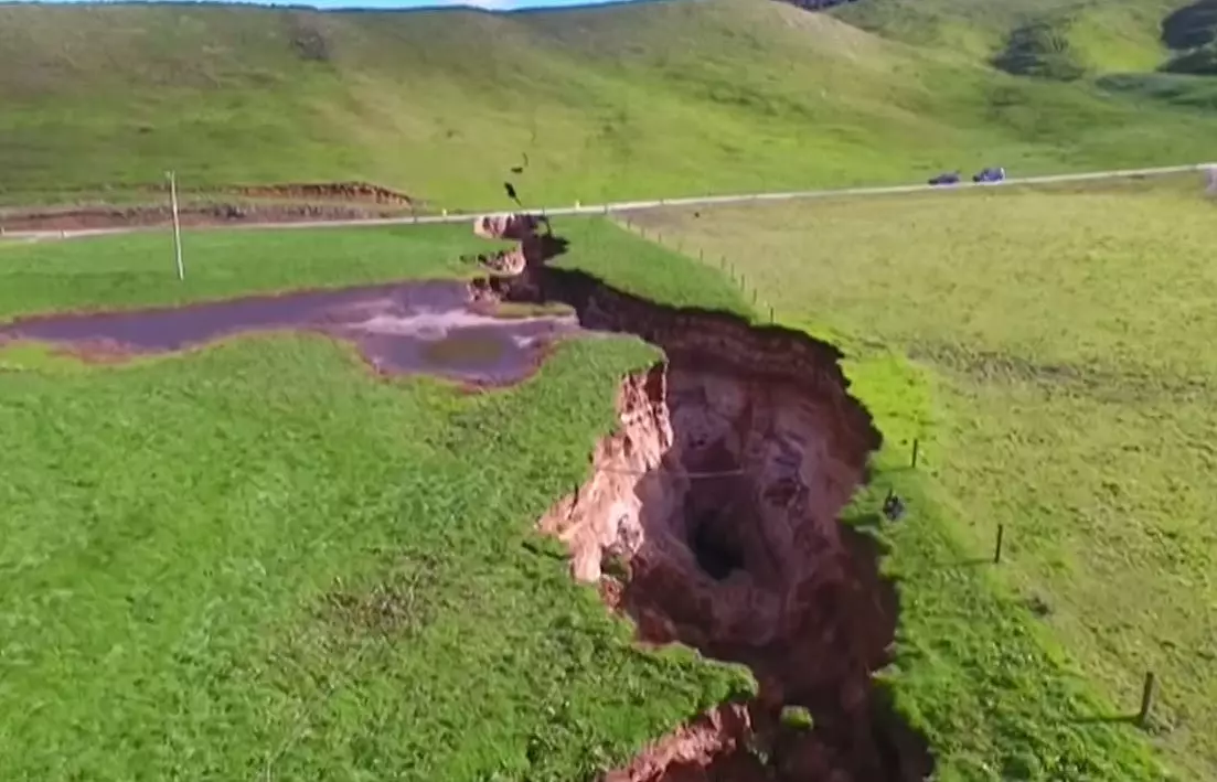 200メートルの亀裂はニュージーランドに1泊現れました：ビデオ