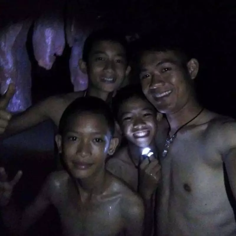 Tayland uşaqlar bir flooded mağarada itkin