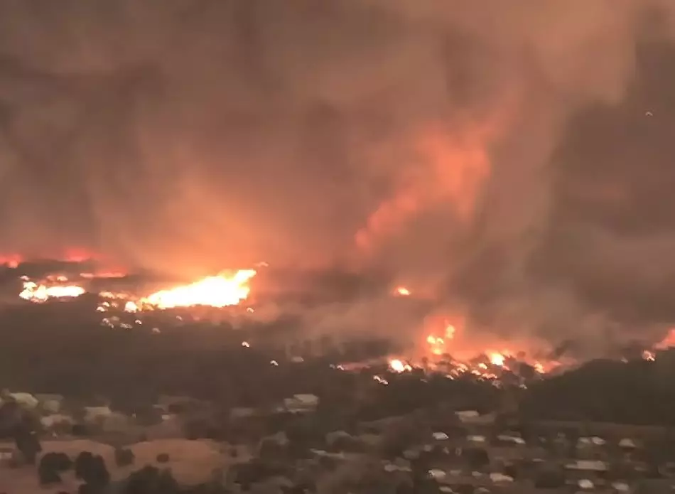 Vista des d'una altura d'un tornado de foc