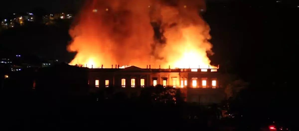 Yangın Brezilya en eski Müzesi'ni tahrip