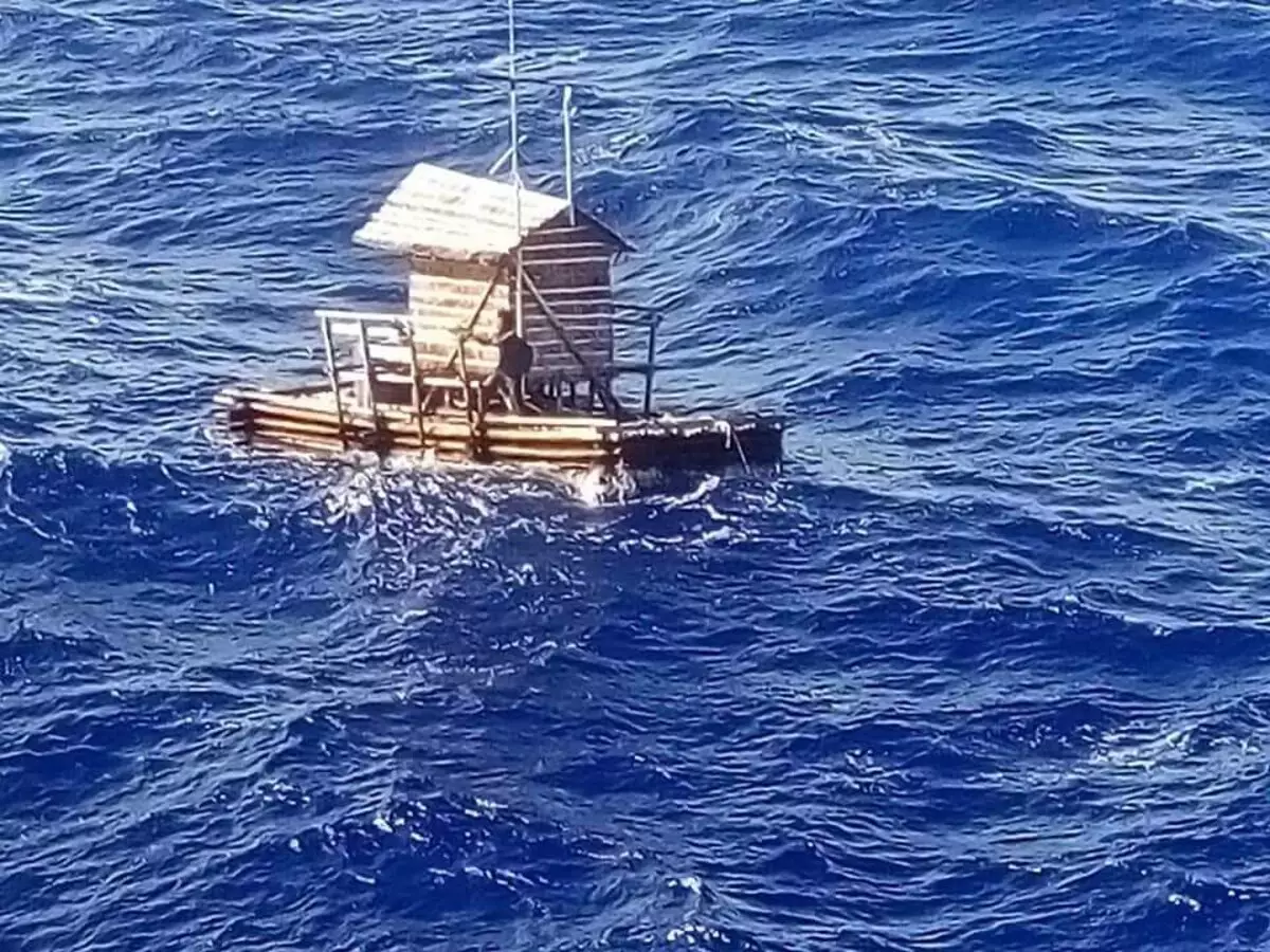 49 Deeg op eng ganz Rëtsch vun oppen Mier: d'Geschicht vun engem wonnerschéine Rettungsplang vun engem Teenager