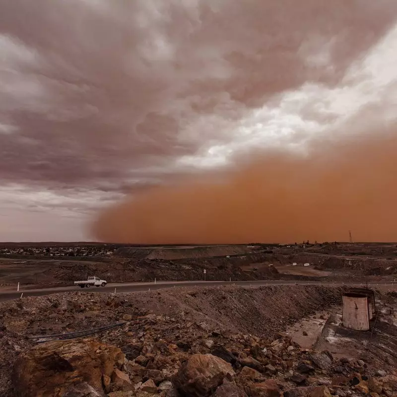 Mächteg Sandstrooss iwwerdeckt Australien: Video